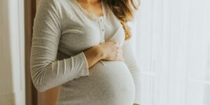 Ile powinna wynosić wysokość dna macicy w danym tygodniu ciąży?